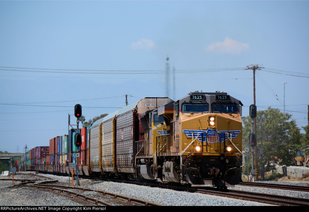 UP 7625 Climbing Beaumont Hill.